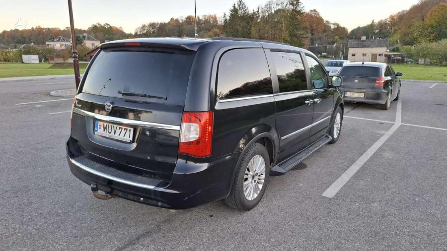 Black Lancia Voyager 2012 in Kaunas, with an engine capacity of 2.80 L and mileage of 435 thousand km for 4350 €, photo 6 on AUTOMOTO.COM.LV