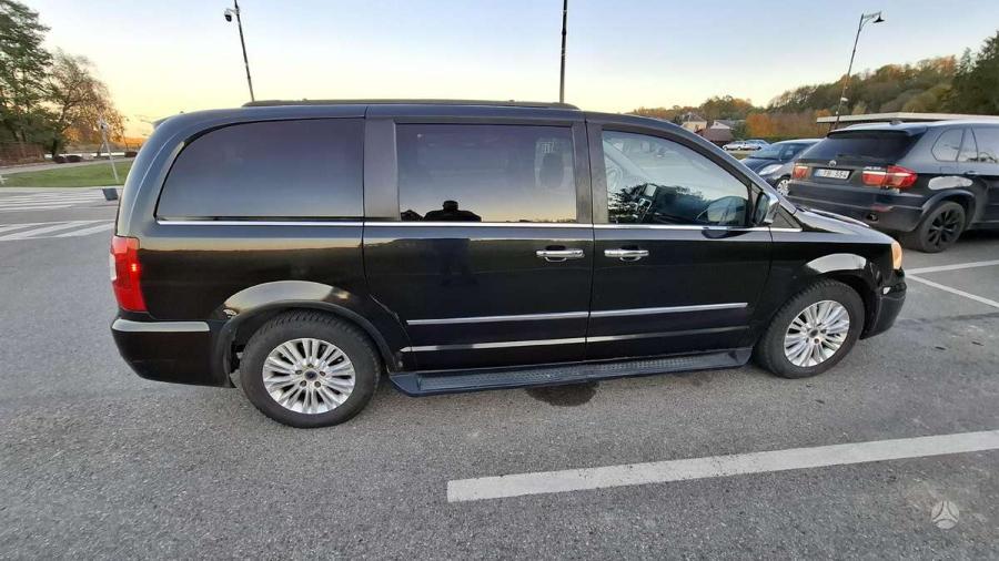 Black Lancia Voyager 2012 in Kaunas, with an engine capacity of 2.80 L and mileage of 435 thousand km for 4350 €, photo 7 on AUTOMOTO.COM.LV