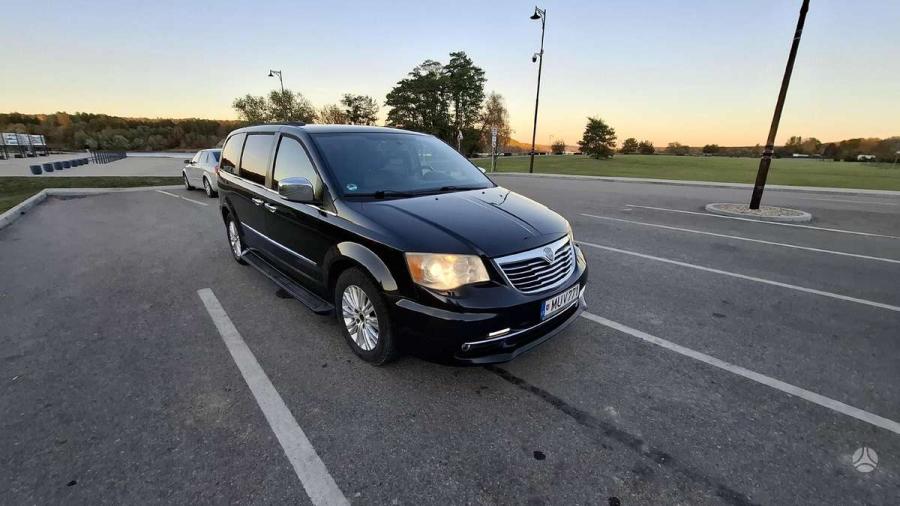 Black Lancia Voyager 2012 in Kaunas, with an engine capacity of 2.80 L and mileage of 435 thousand km for 4350 €, photo 8 on AUTOMOTO.COM.LV