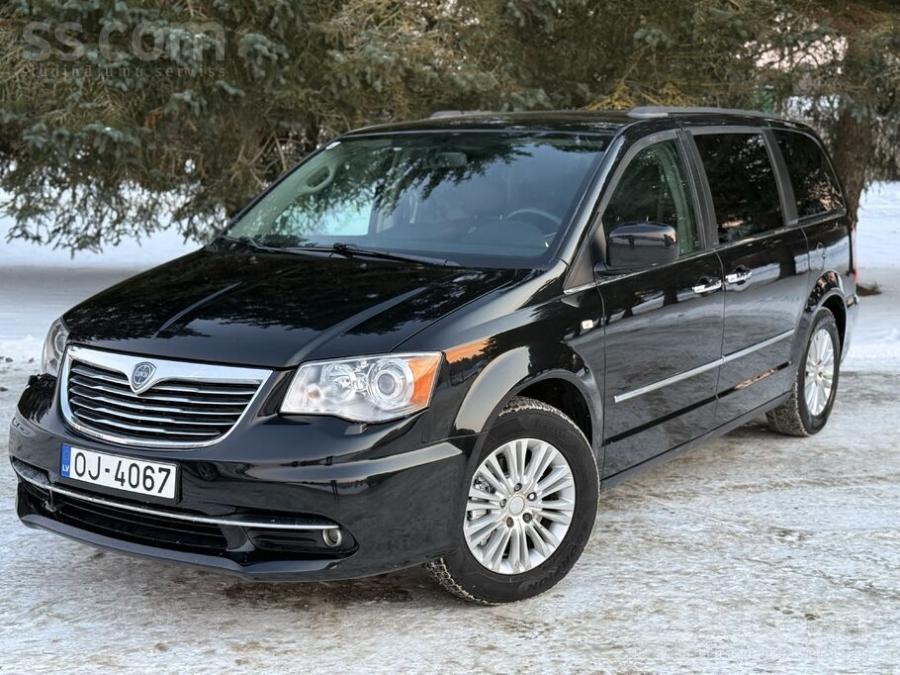 Black Lancia Voyager 2012 in Jelgava, with an engine capacity of 2.80 L and mileage of 191 thousand km for 8490 €, photo 1 on AUTOMOTO.COM.LV