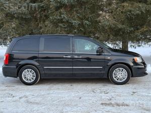 Black Lancia Voyager 2012 in Jelgava, with an engine capacity of 2.80 L and mileage of 191 thousand km for 8490 €, photo 5 on AUTOMOTO.COM.LV