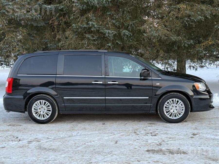 Black Lancia Voyager 2012 in Jelgava, with an engine capacity of 2.80 L and mileage of 191 thousand km for 8490 €, photo 5 on AUTOMOTO.COM.LV