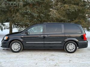 Black Lancia Voyager 2012 in Jelgava, with an engine capacity of 2.80 L and mileage of 191 thousand km for 8490 €, photo 6 on AUTOMOTO.COM.LV
