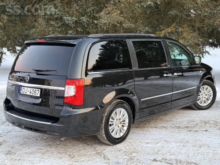 Black Lancia Voyager 2012 in Jelgava, with an engine capacity of 2.80 L and mileage of 191 thousand km for 8490 €, photo 8 on AUTOMOTO.COM.LV