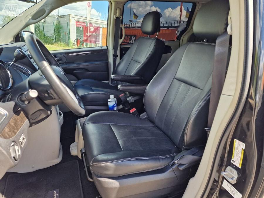 Black Lancia Voyager 2012 in Kaunas, with an engine capacity of 2.80 L and mileage of 143 thousand km for 7500 €, photo 13 on AUTOMOTO.COM.LV