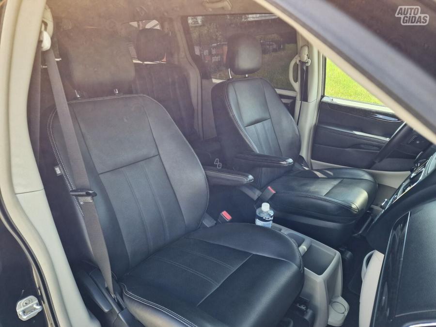 Black Lancia Voyager 2012 in Kaunas, with an engine capacity of 2.80 L and mileage of 143 thousand km for 7500 €, photo 20 on AUTOMOTO.COM.LV