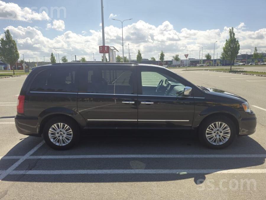 Black Lancia Voyager 2012 in Riga, with an engine capacity of 2.80 L and mileage of 221 thousand km for 7200 €, photo 1 on AUTOMOTO.COM.LV