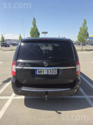 Black Lancia Voyager 2012 in Riga, with an engine capacity of 2.80 L and mileage of 221 thousand km for 7200 €, photo 4 on AUTOMOTO.COM.LV