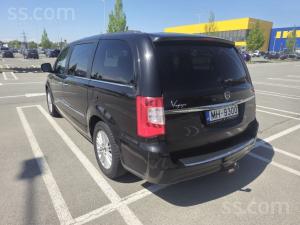 Black Lancia Voyager 2012 in Riga, with an engine capacity of 2.80 L and mileage of 221 thousand km for 7200 €, photo 5 on AUTOMOTO.COM.LV