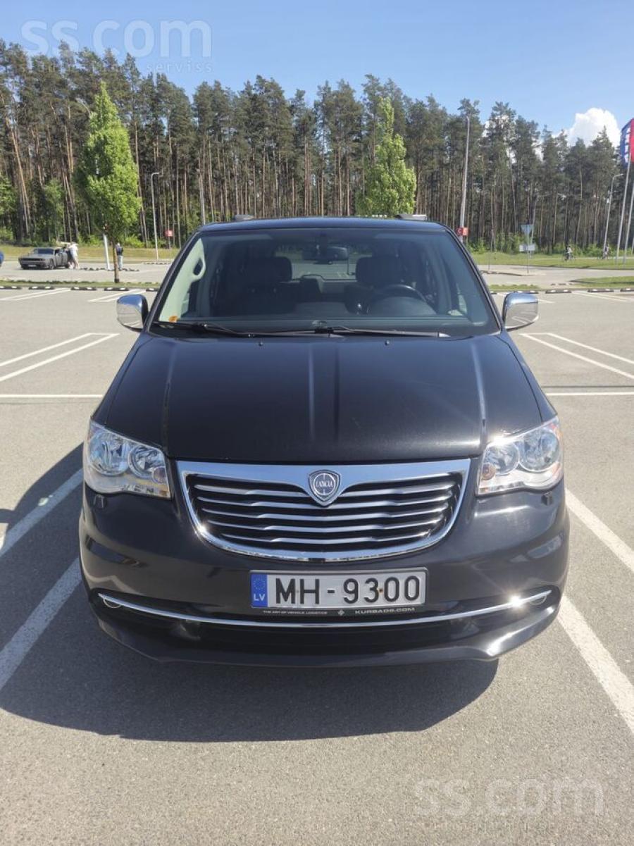Black Lancia Voyager 2012 in Riga, with an engine capacity of 2.80 L and mileage of 221 thousand km for 7200 €, photo 8 on AUTOMOTO.COM.LV