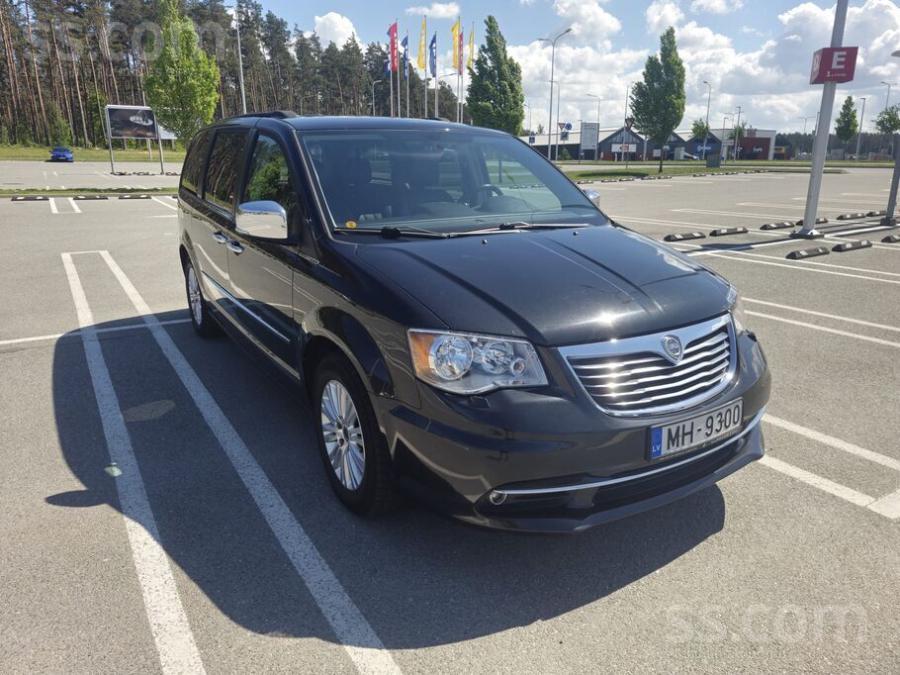 Black Lancia Voyager 2012 in Riga, with an engine capacity of 2.80 L and mileage of 221 thousand km for 7200 €, photo 9 on AUTOMOTO.COM.LV