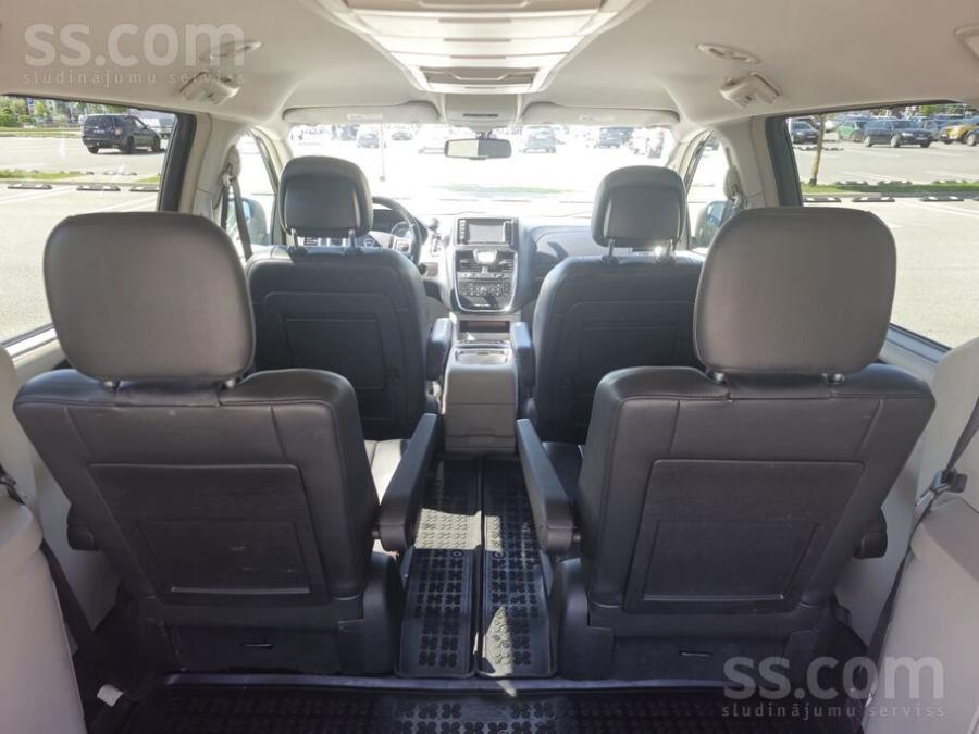 Black Lancia Voyager 2012 in Riga, with an engine capacity of 2.80 L and mileage of 221 thousand km for 7200 €, photo 12 on AUTOMOTO.COM.LV