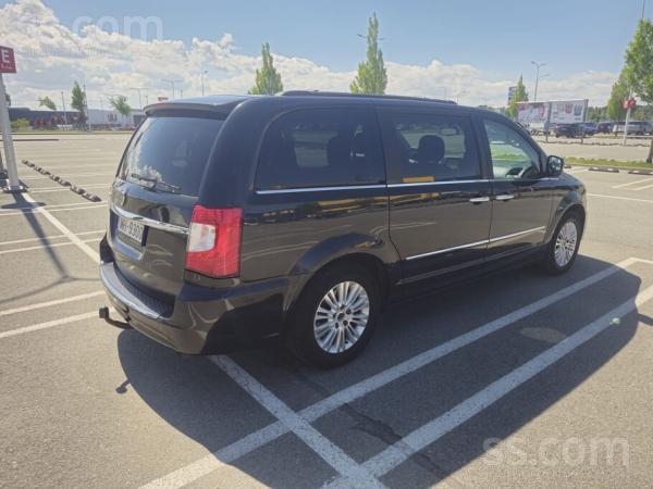 Melns Lancia Voyager 2012 Rīga, ar dzinēja tilpumu 2.80 L un nobraukumu 221 tūkst. km par 7000 €, foto 2 vietnē AUTOMOTO.COM.LV