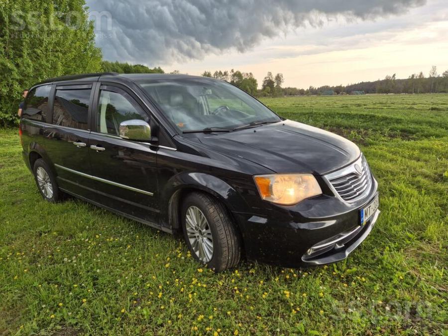 Black Lancia Voyager 2012 in Madona, with an engine capacity of 2.80 L and mileage of 306 thousand km for 6100 €, photo 1 on AUTOMOTO.COM.LV