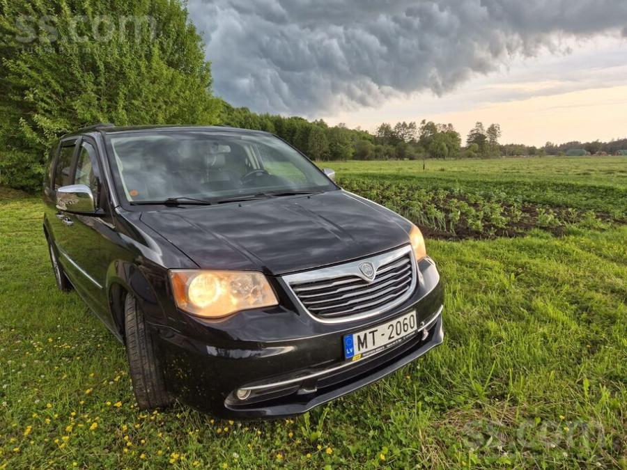 Black Lancia Voyager 2012 in Madona, with an engine capacity of 2.80 L and mileage of 306 thousand km for 6100 €, photo 3 on AUTOMOTO.COM.LV