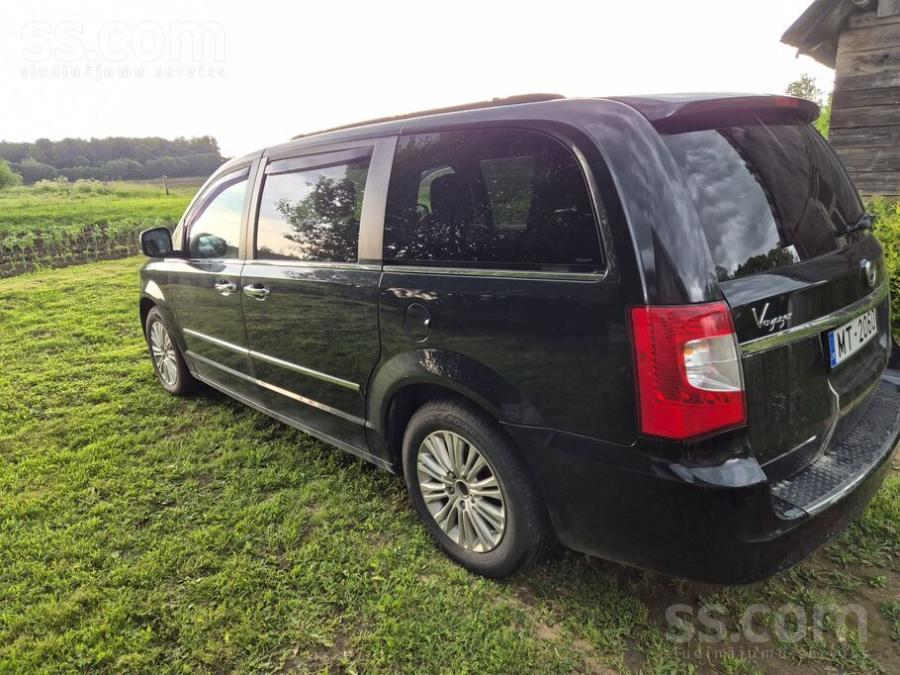 Black Lancia Voyager 2012 in Madona, with an engine capacity of 2.80 L and mileage of 306 thousand km for 6100 €, photo 4 on AUTOMOTO.COM.LV
