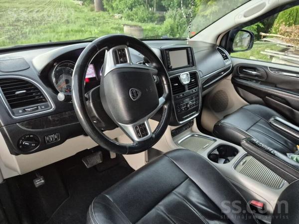 Black Lancia Voyager 2012 in Madona, with an engine capacity of 2.80 L and mileage of 306 thousand km for 6100 €, photo 4 on AUTOMOTO.COM.LV