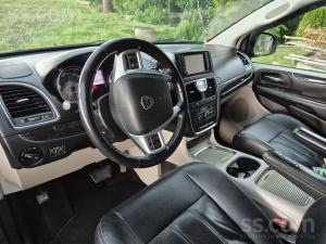 Black Lancia Voyager 2012 in Madona, with an engine capacity of 2.80 L and mileage of 306 thousand km for 6100 €, photo 5 on AUTOMOTO.COM.LV