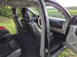 Black Lancia Voyager 2012 in Madona, with an engine capacity of 2.80 L and mileage of 306 thousand km for 6100 €, photo 6 on AUTOMOTO.COM.LV