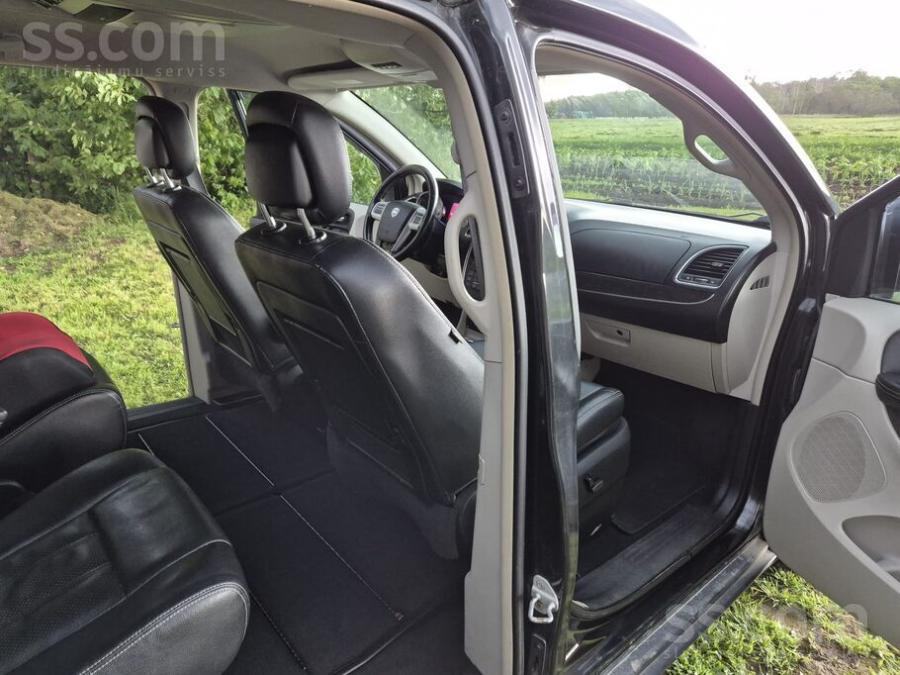 Black Lancia Voyager 2012 in Madona, with an engine capacity of 2.80 L and mileage of 306 thousand km for 6100 €, photo 6 on AUTOMOTO.COM.LV
