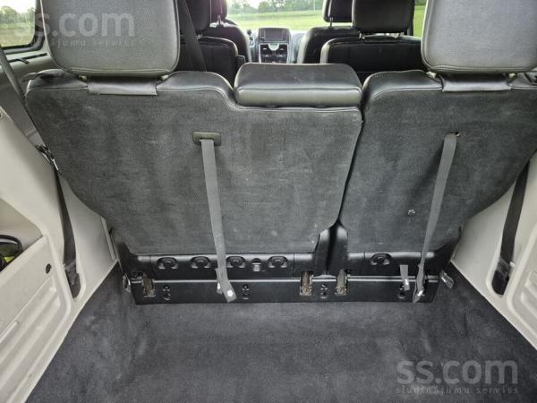 Black Lancia Voyager 2012 in Madona, with an engine capacity of 2.80 L and mileage of 306 thousand km for 6100 €, photo 9 on AUTOMOTO.COM.LV