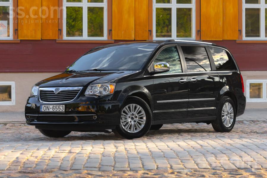 Black Lancia Voyager 2012 in Jelgava, with an engine capacity of 2.80 L and mileage of 256 thousand km for 9100 €, photo 4 on AUTOMOTO.COM.LV