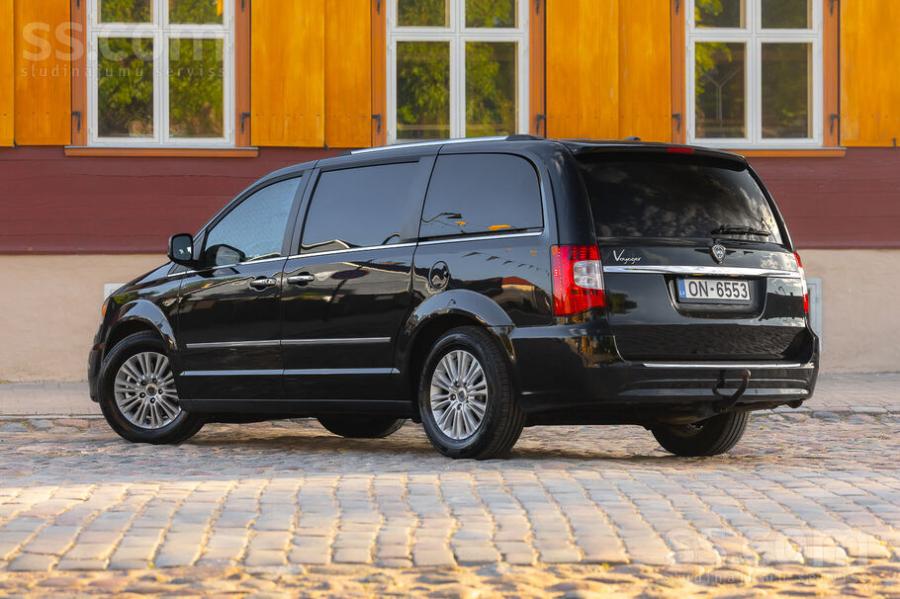 Black Lancia Voyager 2012 in Jelgava, with an engine capacity of 2.80 L and mileage of 256 thousand km for 9100 €, photo 5 on AUTOMOTO.COM.LV