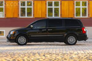 Black Lancia Voyager 2012 in Jelgava, with an engine capacity of 2.80 L and mileage of 256 thousand km for 9100 €, photo 7 on AUTOMOTO.COM.LV
