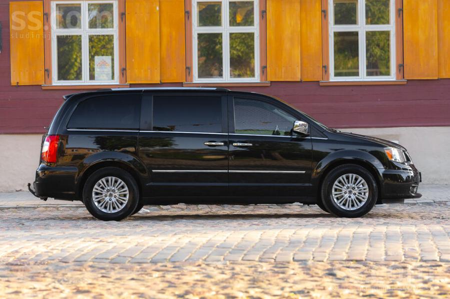 Black Lancia Voyager 2012 in Jelgava, with an engine capacity of 2.80 L and mileage of 256 thousand km for 9100 €, photo 8 on AUTOMOTO.COM.LV