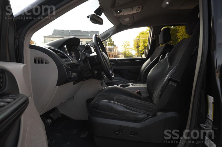 Black Lancia Voyager 2012 in Jelgava, with an engine capacity of 2.80 L and mileage of 256 thousand km for 9100 €, photo 11 on AUTOMOTO.COM.LV