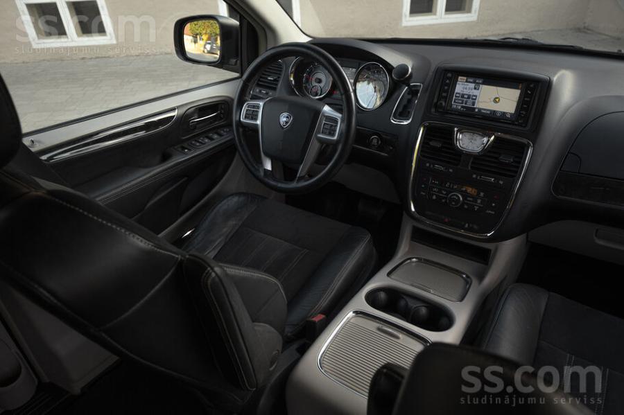 Black Lancia Voyager 2012 in Jelgava, with an engine capacity of 2.80 L and mileage of 256 thousand km for 9100 €, photo 13 on AUTOMOTO.COM.LV