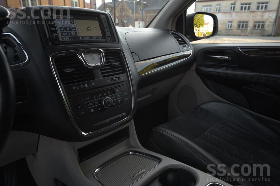 Black Lancia Voyager 2012 in Jelgava, with an engine capacity of 2.80 L and mileage of 256 thousand km for 9100 €, photo 14 on AUTOMOTO.COM.LV