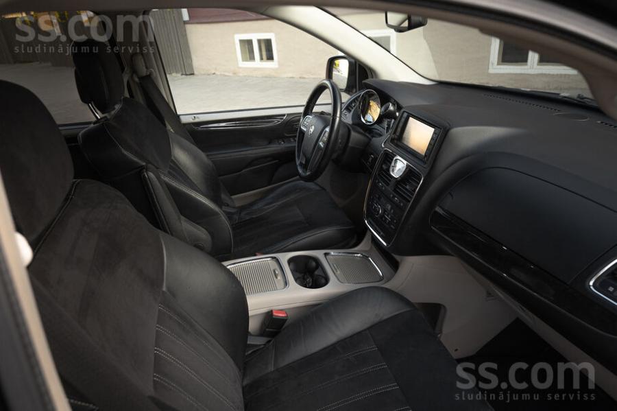 Black Lancia Voyager 2012 in Jelgava, with an engine capacity of 2.80 L and mileage of 256 thousand km for 9100 €, photo 15 on AUTOMOTO.COM.LV