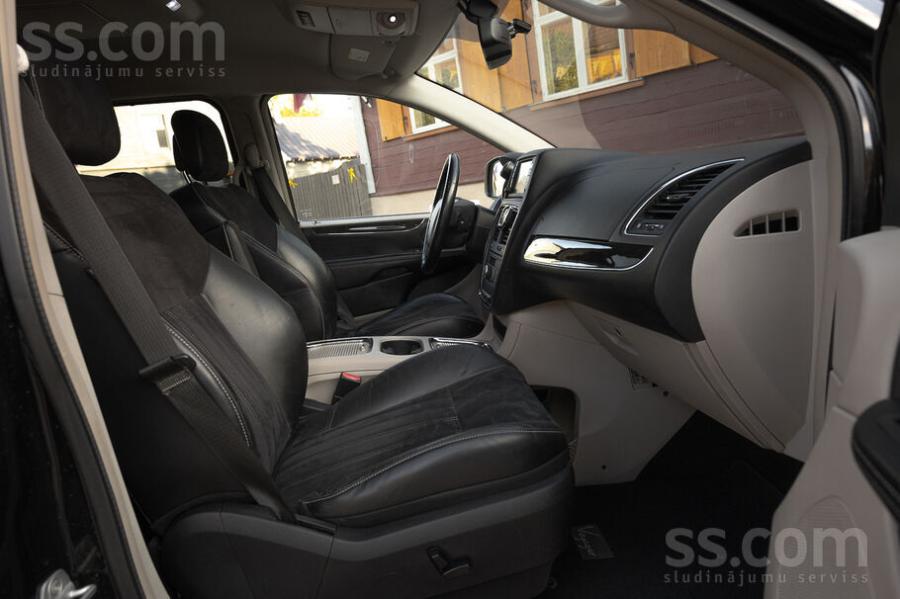 Black Lancia Voyager 2012 in Jelgava, with an engine capacity of 2.80 L and mileage of 256 thousand km for 9100 €, photo 16 on AUTOMOTO.COM.LV