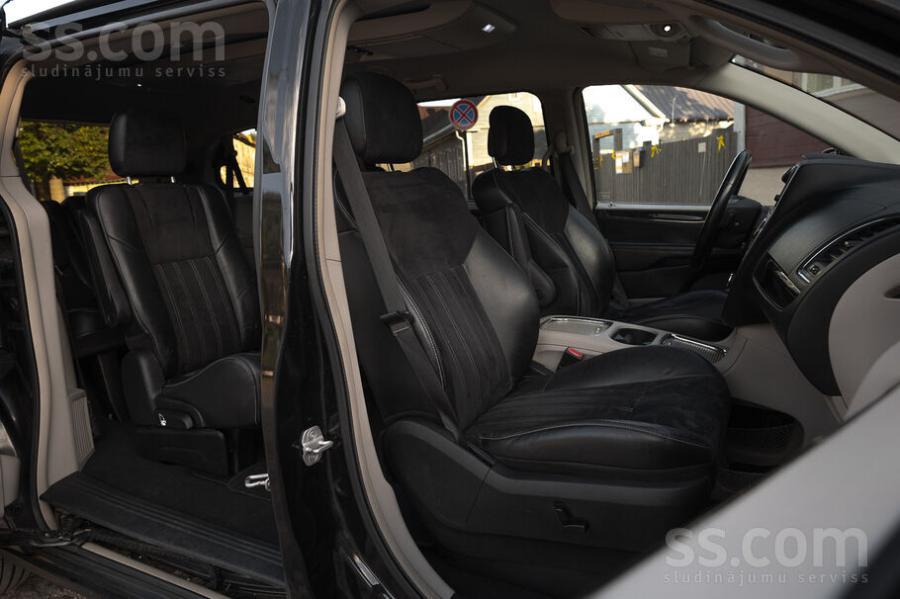 Black Lancia Voyager 2012 in Jelgava, with an engine capacity of 2.80 L and mileage of 256 thousand km for 9100 €, photo 17 on AUTOMOTO.COM.LV