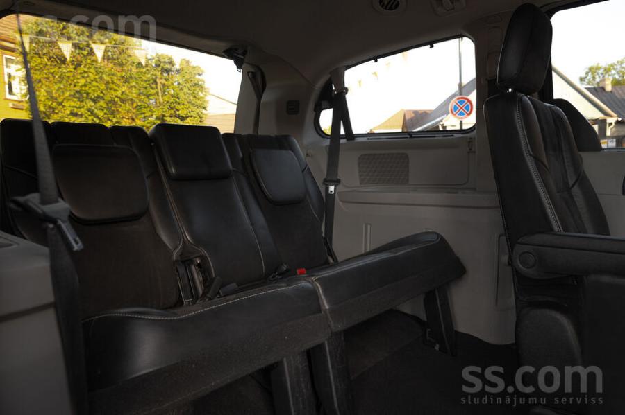 Black Lancia Voyager 2012 in Jelgava, with an engine capacity of 2.80 L and mileage of 256 thousand km for 9100 €, photo 19 on AUTOMOTO.COM.LV