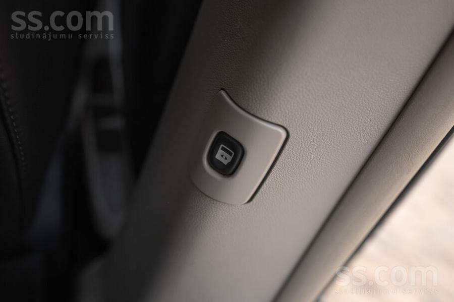 Black Lancia Voyager 2012 in Jelgava, with an engine capacity of 2.80 L and mileage of 256 thousand km for 9100 €, photo 21 on AUTOMOTO.COM.LV