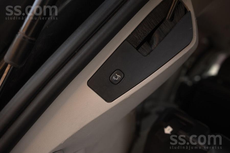 Black Lancia Voyager 2012 in Jelgava, with an engine capacity of 2.80 L and mileage of 256 thousand km for 9100 €, photo 22 on AUTOMOTO.COM.LV