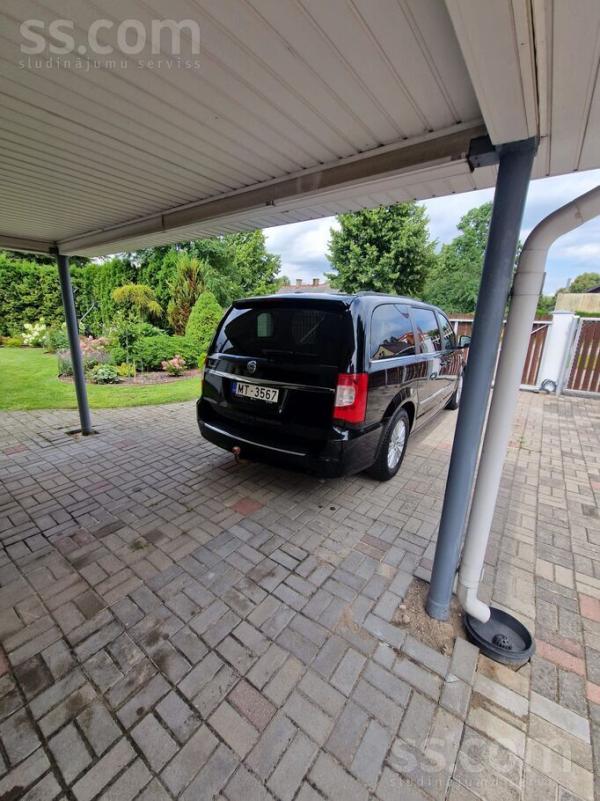 Black Lancia Voyager 2012 in Jelgava, with an engine capacity of 2.80 L and mileage of 297 thousand km for 8500 €, photo 2 on AUTOMOTO.COM.LV