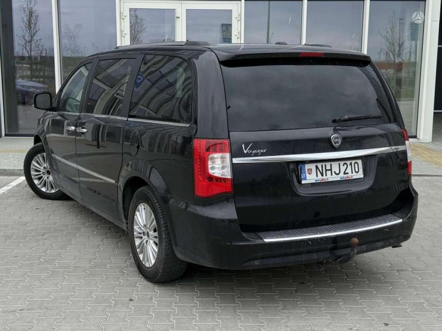 Melns Lancia Voyager 2012 Viļņa, ar dzinēja tilpumu 2.78 L un nobraukumu 229 tūkst. km par 5100 €, foto 5 vietnē AUTOMOTO.COM.LV