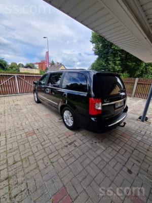 Black Lancia Voyager 2012 in Jelgava, with an engine capacity of 2.80 L and mileage of 297 thousand km for 8000 €, photo 3 on AUTOMOTO.COM.LV