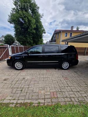 Black Lancia Voyager 2012 in Jelgava, with an engine capacity of 2.80 L and mileage of 297 thousand km for 8000 €, photo 4 on AUTOMOTO.COM.LV