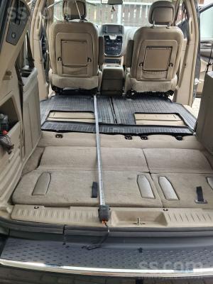 Black Lancia Voyager 2012 in Jelgava, with an engine capacity of 2.80 L and mileage of 297 thousand km for 8000 €, photo 5 on AUTOMOTO.COM.LV