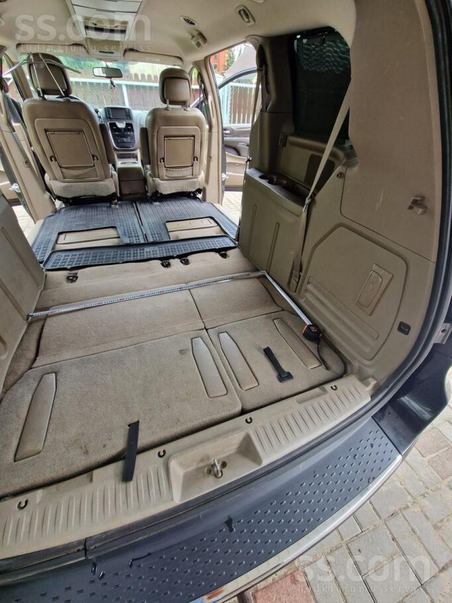 Black Lancia Voyager 2012 in Jelgava, with an engine capacity of 2.80 L and mileage of 297 thousand km for 8000 €, photo 9 on AUTOMOTO.COM.LV