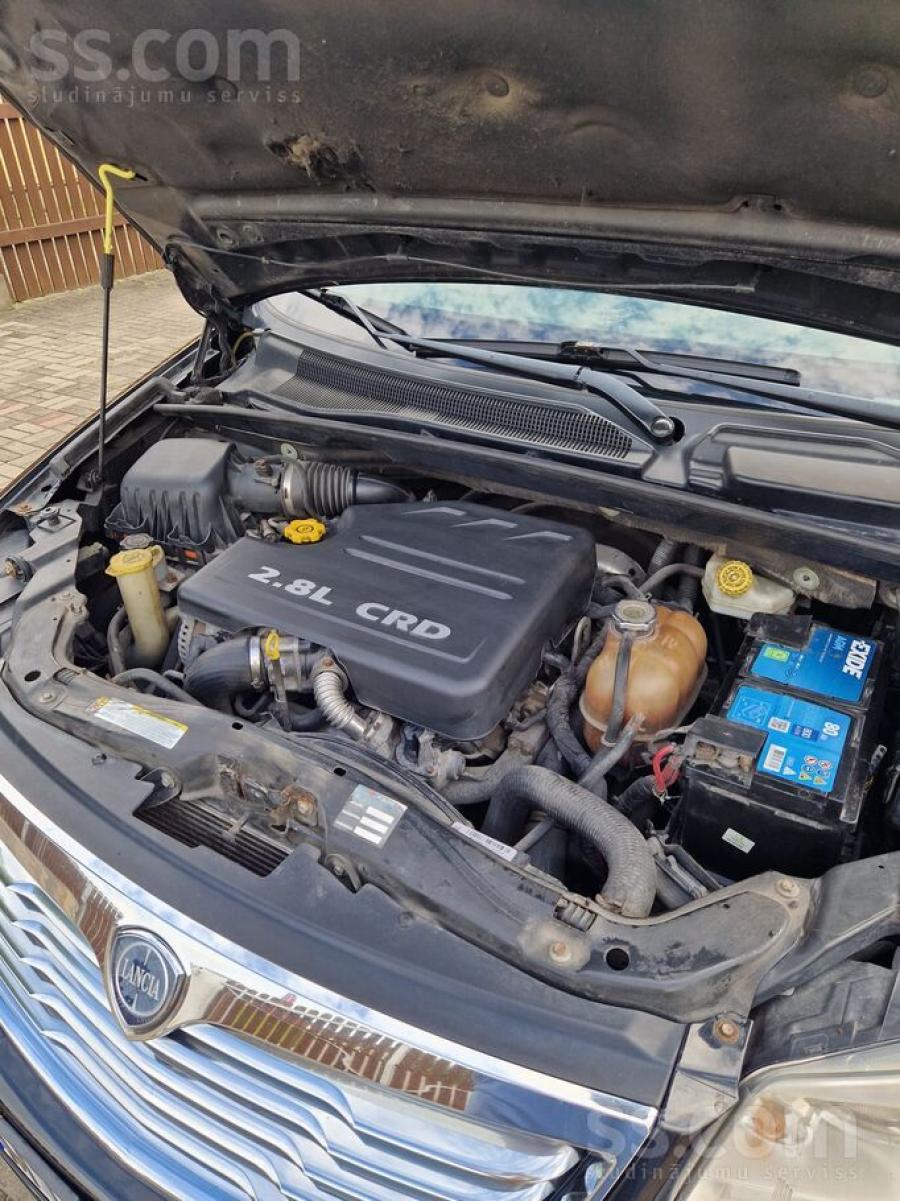 Black Lancia Voyager 2012 in Jelgava, with an engine capacity of 2.80 L and mileage of 297 thousand km for 8000 €, photo 14 on AUTOMOTO.COM.LV