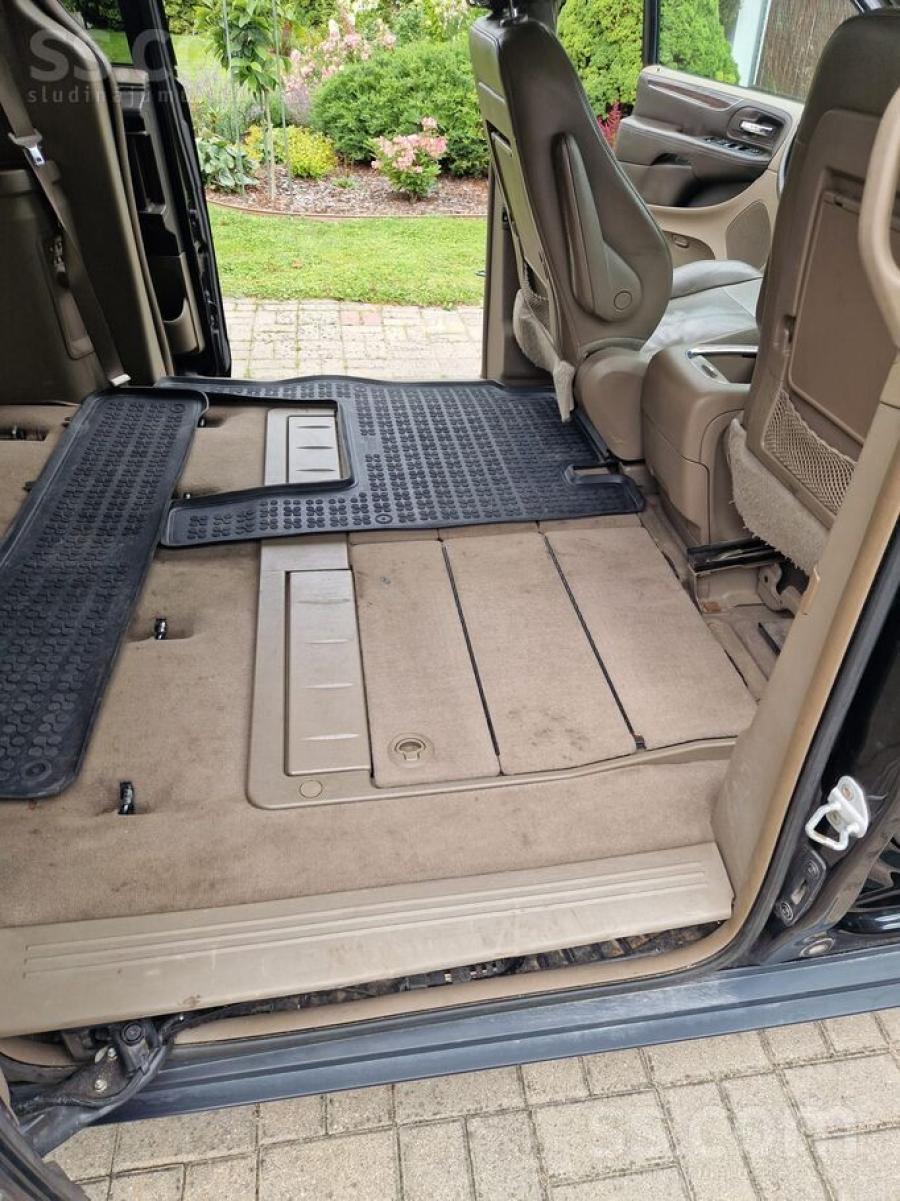 Black Lancia Voyager 2012 in Jelgava, with an engine capacity of 2.80 L and mileage of 297 thousand km for 8000 €, photo 15 on AUTOMOTO.COM.LV