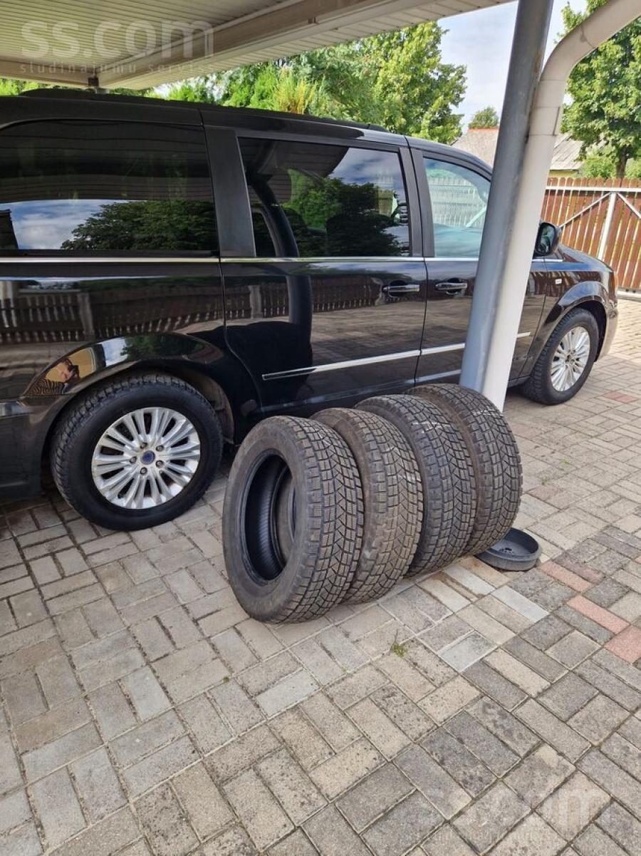 Black Lancia Voyager 2012 in Jelgava, with an engine capacity of 2.80 L and mileage of 297 thousand km for 8000 €, photo 19 on AUTOMOTO.COM.LV