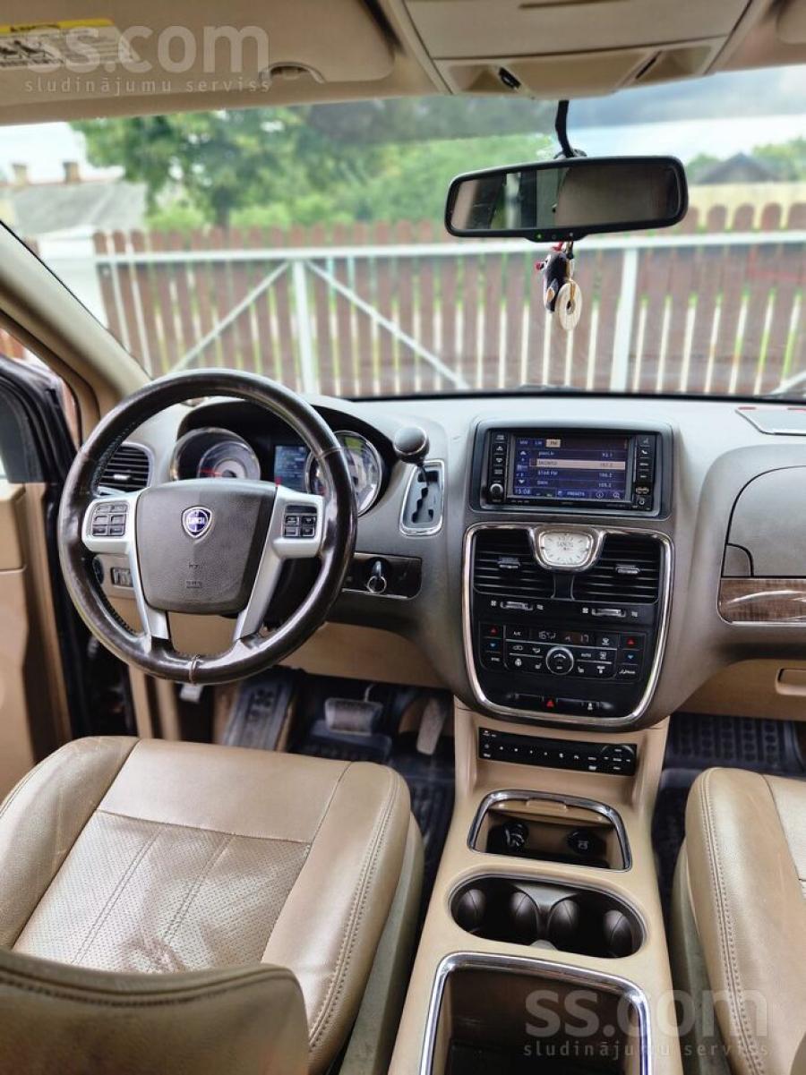 Black Lancia Voyager 2012 in Jelgava, with an engine capacity of 2.80 L and mileage of 297 thousand km for 8000 €, photo 25 on AUTOMOTO.COM.LV