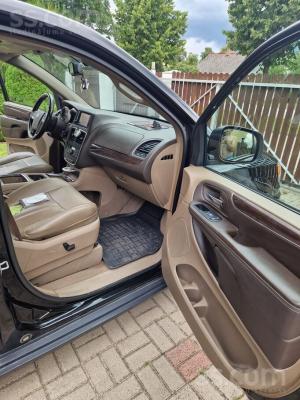Black Lancia Voyager 2012 in Jelgava, with an engine capacity of 2.80 L and mileage of 297 thousand km for 8000 €, photo 26 on AUTOMOTO.COM.LV