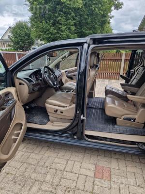 Black Lancia Voyager 2012 in Jelgava, with an engine capacity of 2.80 L and mileage of 297 thousand km for 8000 €, photo 28 on AUTOMOTO.COM.LV